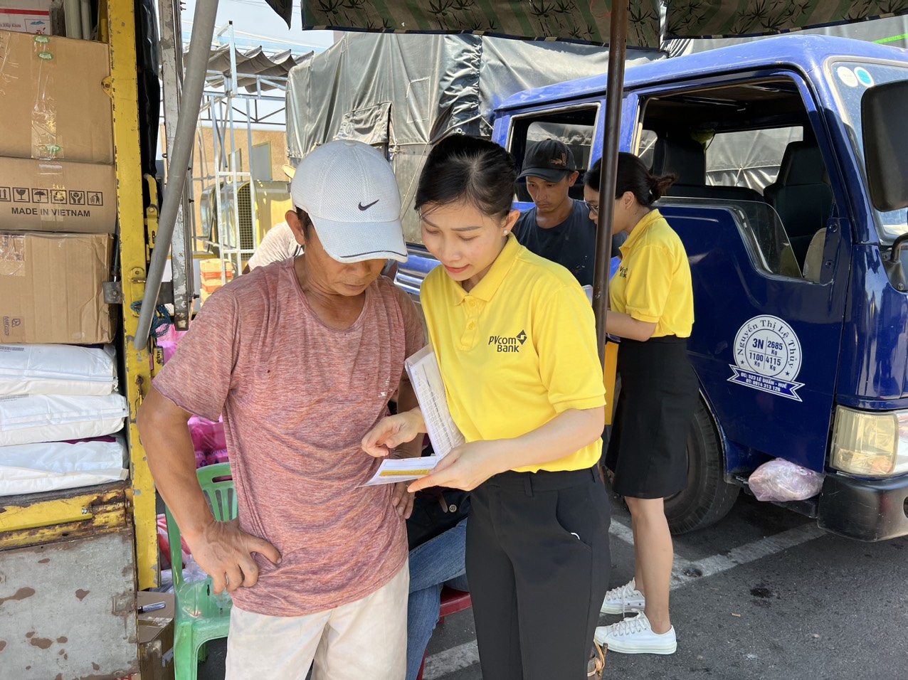 PVcomBank dành nhiều ưu đãi cho khách hàng tiểu thương, hộ kinh doanh ...
